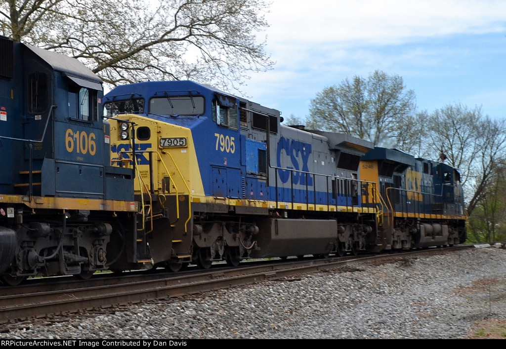 CSX C40-8W 7905 trails on Q439-19